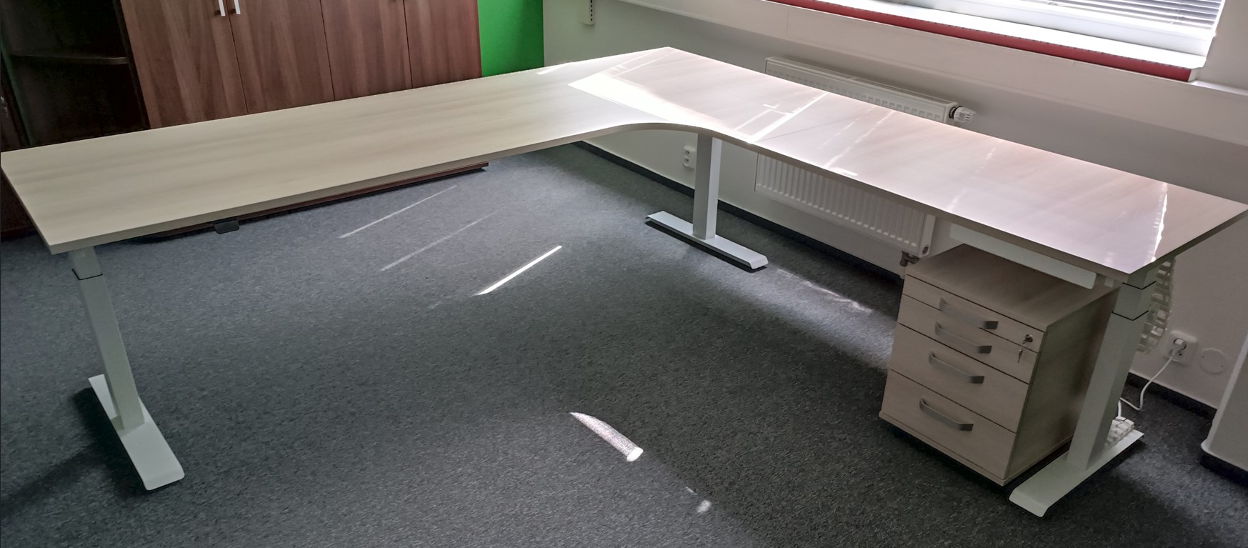 DeskTherapy D5+ velký rohový stůl s kontejnerem - Pracuj zdravě